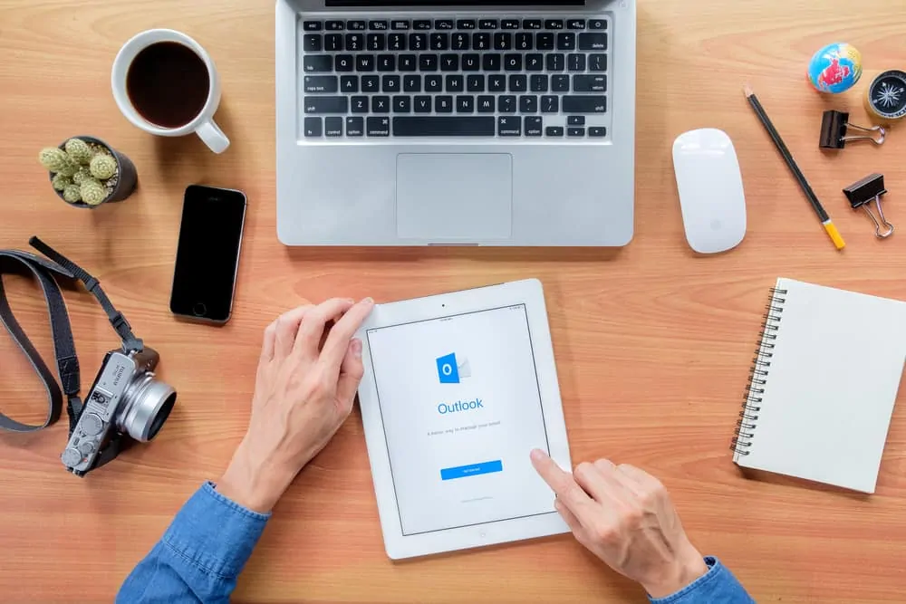 How to Bcc in Outlook from Windows 10, iPhone or Android