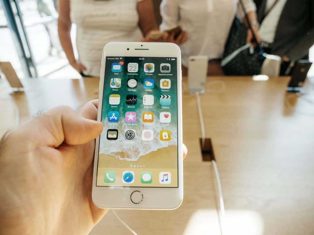 iPhone 8 vs iPhone 8 Plus: Which to Buy? | Itechguides.com
