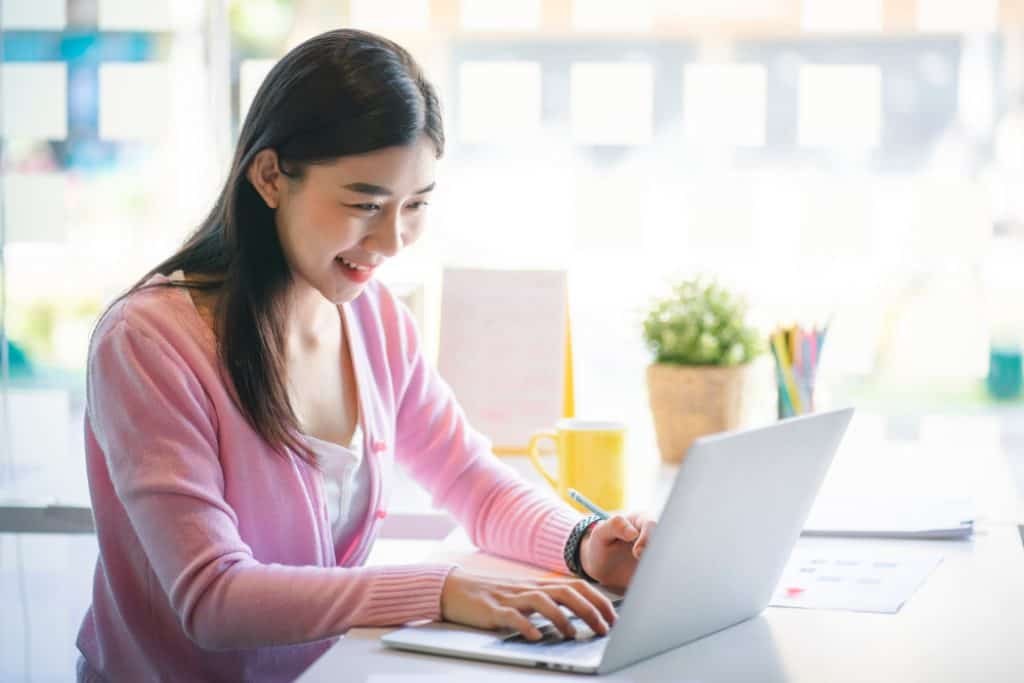 Move Windows 11 Taskbar to Left - How to Do it - Itechguides.com