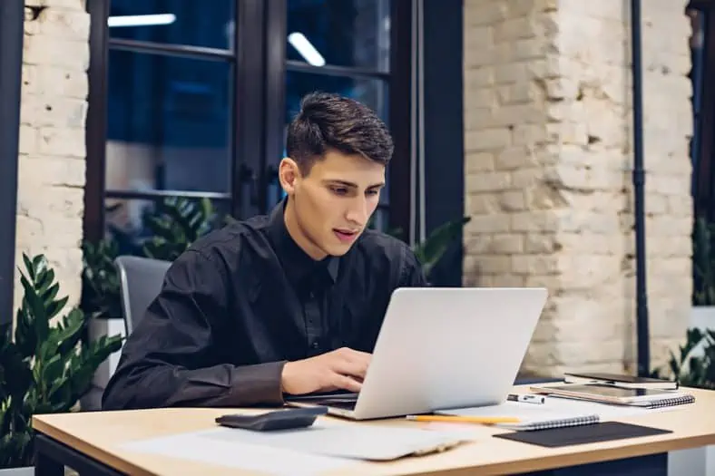 How To Hide Taskbar In Windows 11 - 3 Methods - Itechguides
